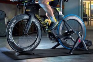 Bersepeda di dalam rumah: turbo trainer atau roller trainer? | Sepeda.Me